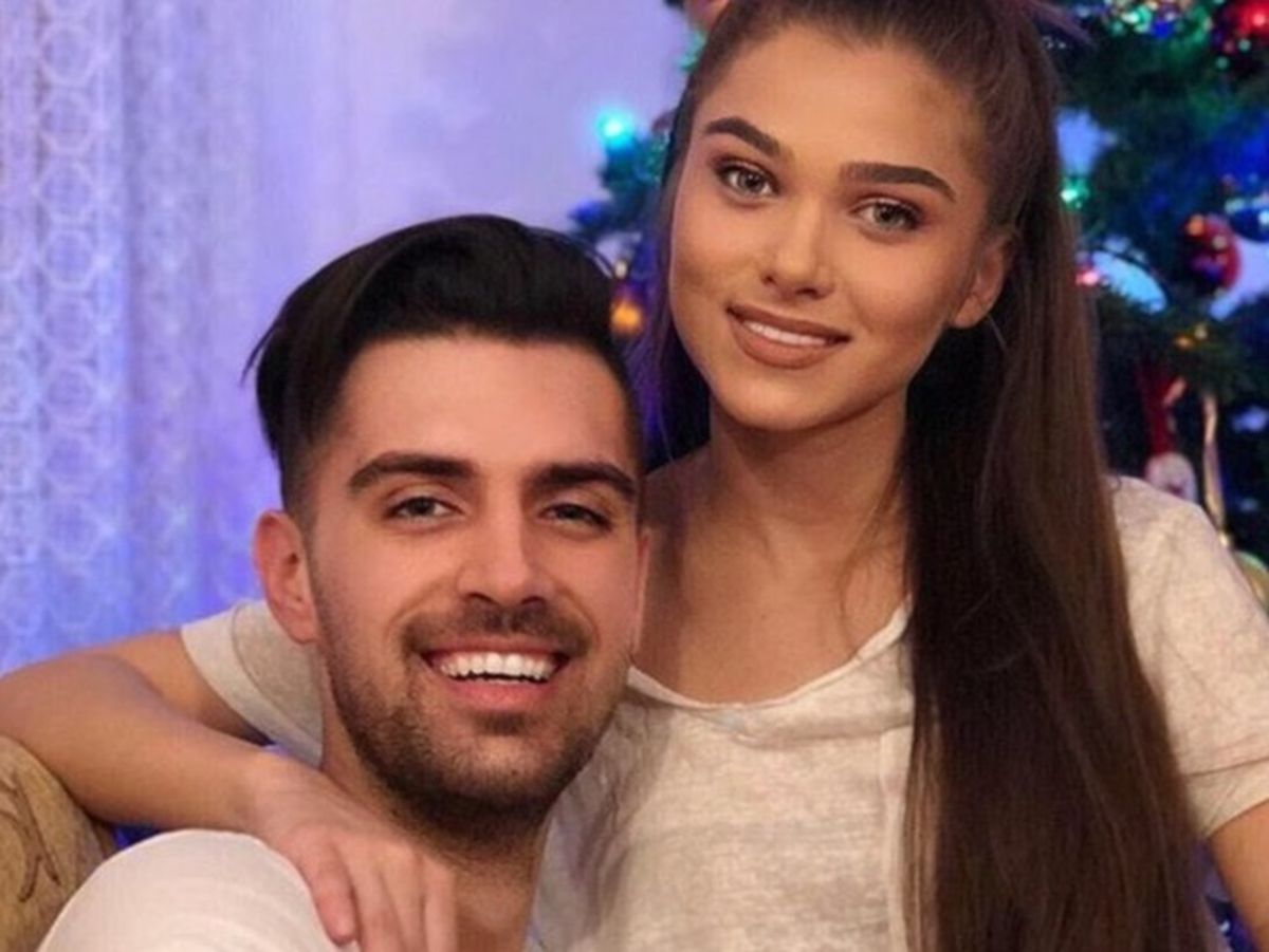 Fanii lui Theo Rose, din ce în ce mai acizi cu Alex, iubitul ei. Comentarii răutăcioase după ce ...