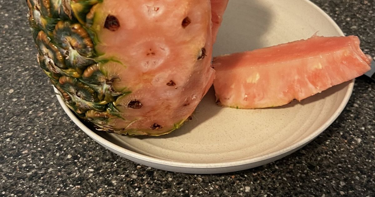 Ananasul roz, creat după 12 ani de cercetări. Cât costă fructul exotic ...