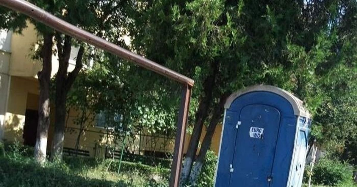 Un bărbat și-a pus o toaletă ecologică în fața blocului. După o ...