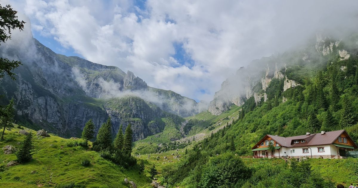 Cel mai frumos loc din România: Cabana este amplasată într-un decor ...