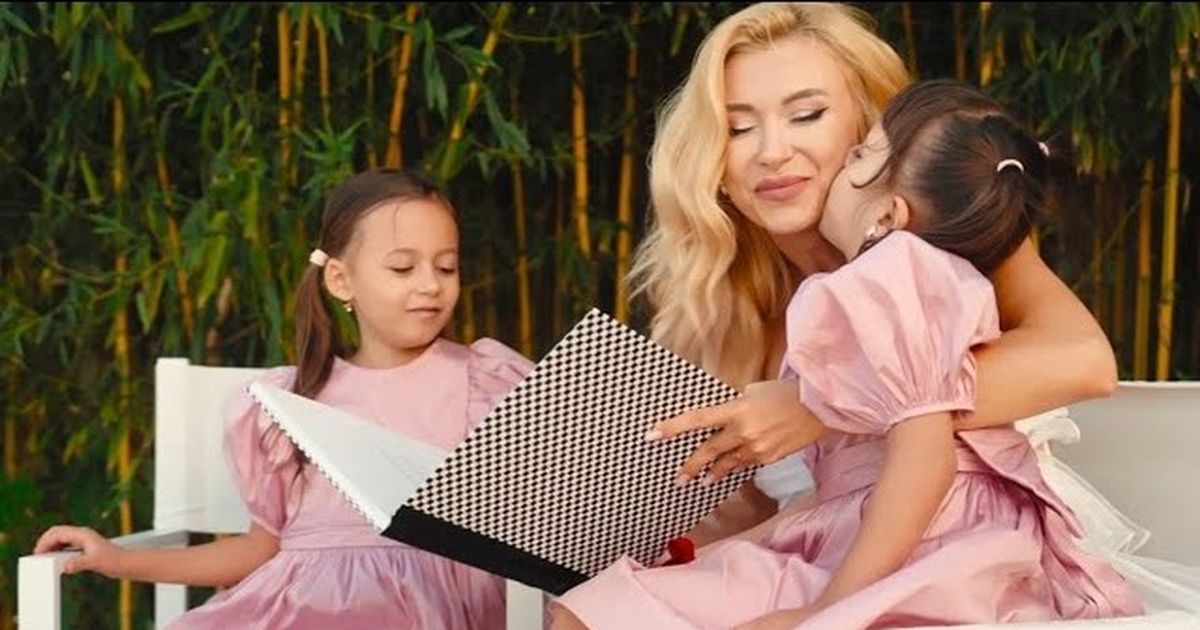 VIDEOCLIP: Andreea Bălan feat. Ella Maya - Copilărie - Radio Impuls