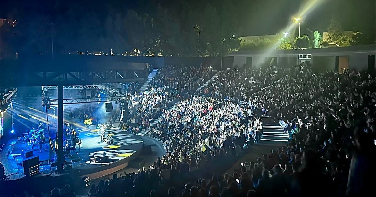 Cine este celebrul artist care a murit pe scenă în timpul unui concert ...