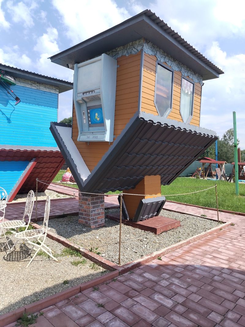 Satul răsturnat din Bumbești, Gorj, unic în România! Fiecare căsuță ...